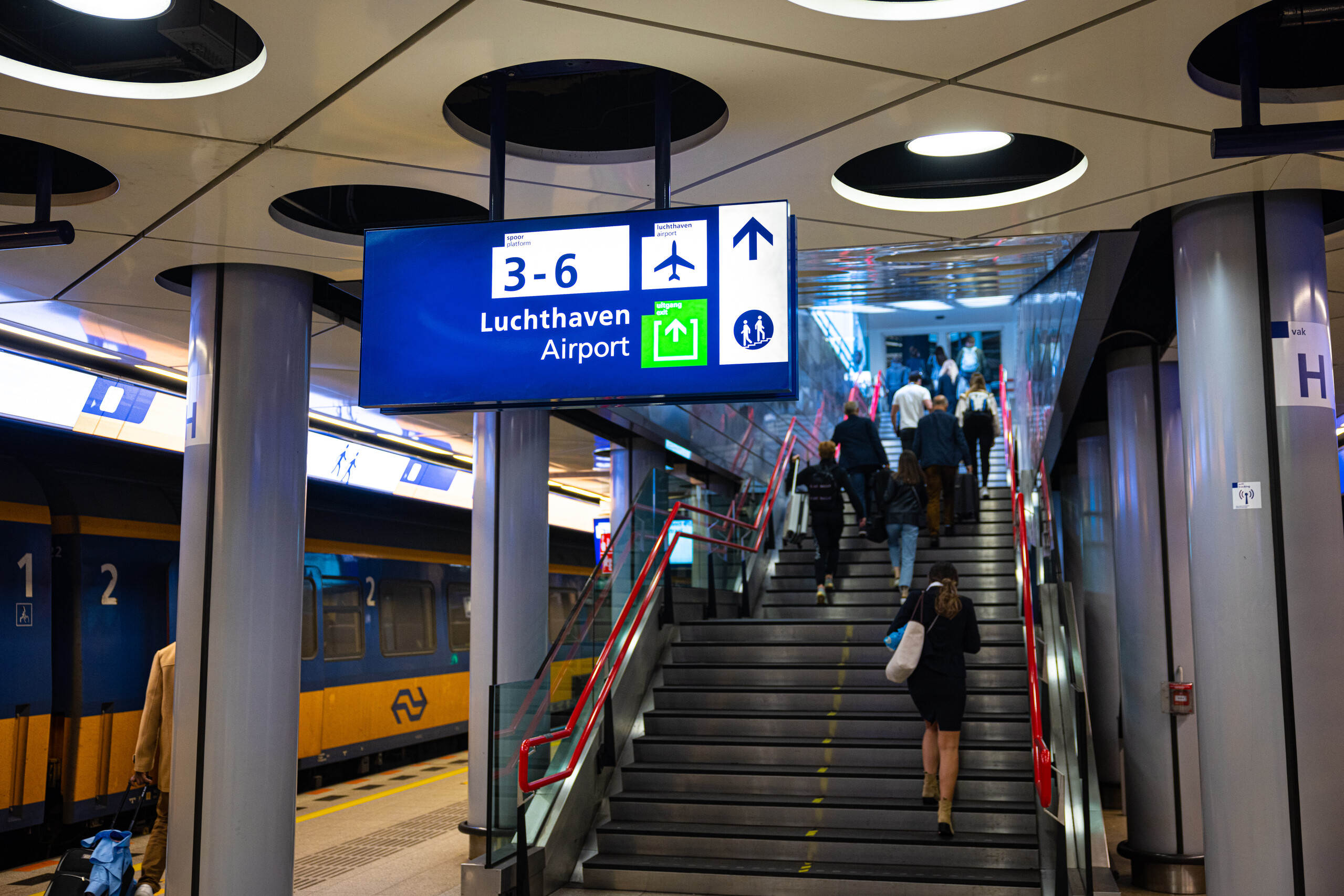 Nieuws - Nieuwe trappen op Station Schiphol Airport - Werk op Schiphol